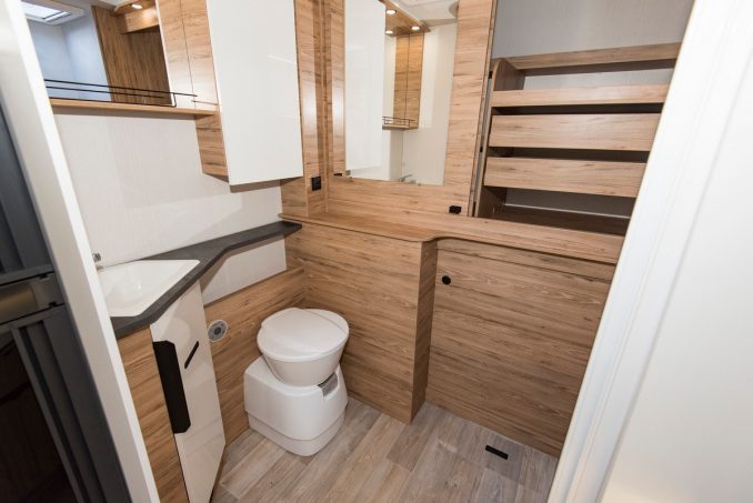 P696 D Evidence, un camping-car de la marque Pilote qui offre un bel ...