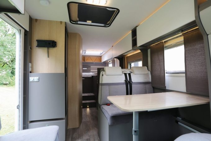 LMC Tourer T660 G, un toit relevable sur un camping-car profilé - Tous les essais | Camping-car ...