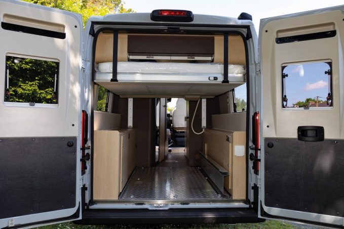 Des fourgons avec lit de pavillon sur soute, une tendance qui séduit ...