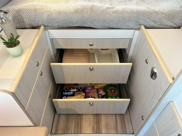 Avec le V7 LL, JCG Créations propose le plus grand lit dans un van ...