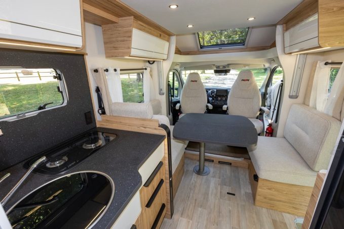 Pilote P746 FGJ, le camping-car profilé le plus long de la gamme ...