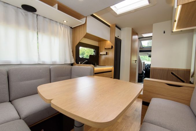 Pilote revisite son camping-car avec salon arrière en U pour encore plus de confort - Actus des ...