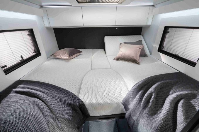 Compact Max d'Adria : Profilé slim haut de gamme sur châssis Volkswagen ...