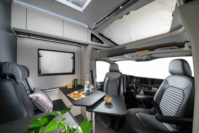 Compact Max d'Adria : Profilé slim haut de gamme sur châssis Volkswagen ...