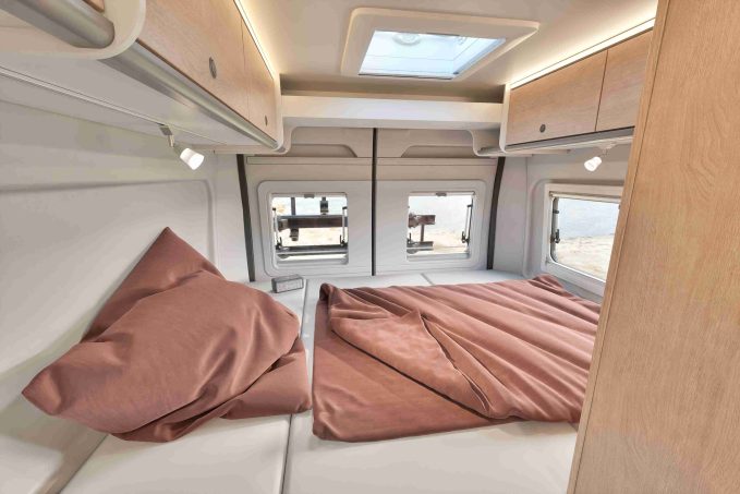 Cliff 600 X : le fourgon au style exclusif avec skyroof et aménagement ...