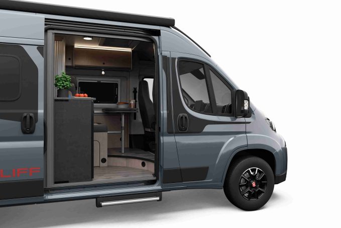Cliff 600 X : le fourgon au style exclusif avec skyroof et aménagement ...