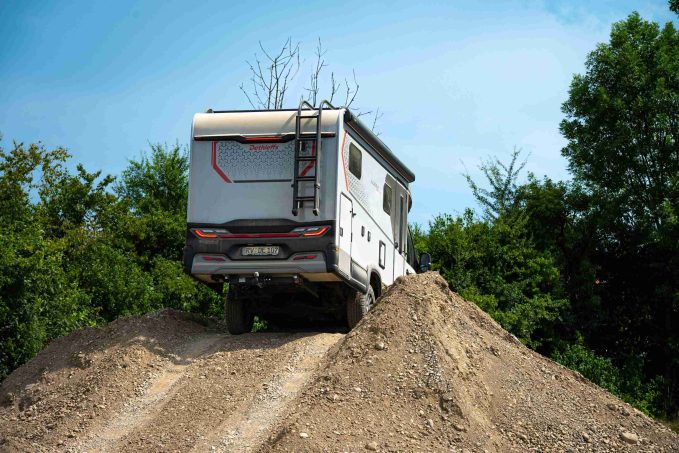 Dethleffs 2026 : un camping-car profilé 4x4 sur base Volkswagen Crafter ...