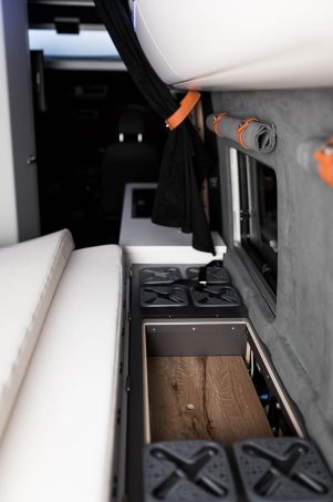Stone Offroad Design métamorphose le Volkswagen Grand California en ...