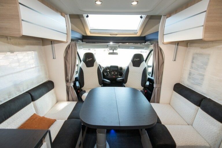 A bord du 328 Graphite VIP de Challenger - Camping-car.com