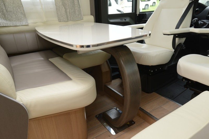 A bord du camping-car Nevis 379G de McLouis - Camping-car.com