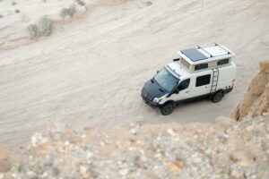 Découvrez le fourgon Mercedes Sprinter 4x4 préparé par SportsMobile ...