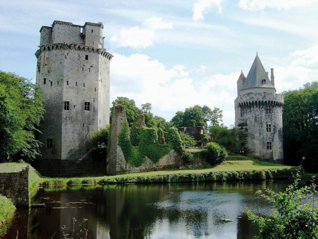 Largoët, magique forteresse ! - Camping-car.com