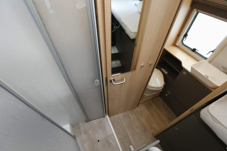 LMC lance une nouvelle série de camping-cars avec et sans lit de ...