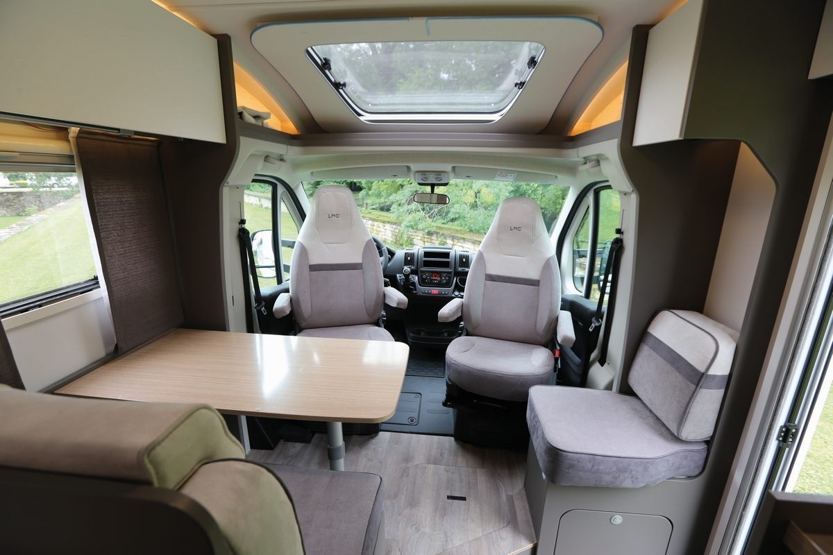 LMC Tourer T660 G, un toit relevable sur un camping-car profilé ...