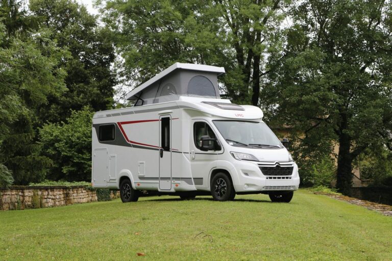 LMC Tourer T660 G, un toit relevable sur un camping-car profilé ...