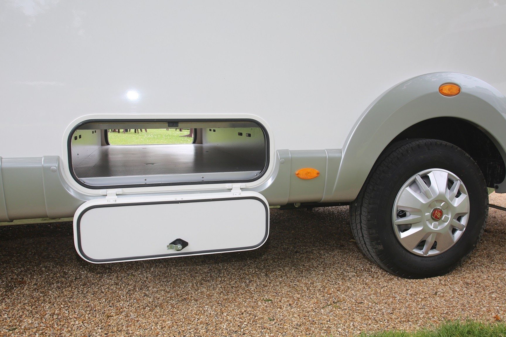 Rapido 80 dF : bel accès au double plancher - Camping-car.com