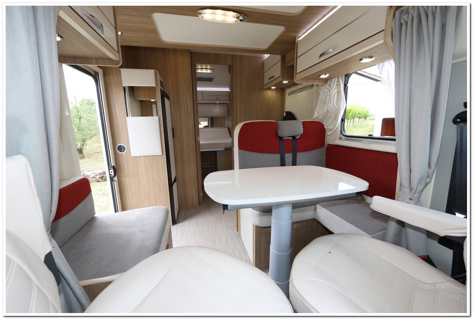 Test du camping-car Seal 68P Plus de Rimor - Camping-car.com