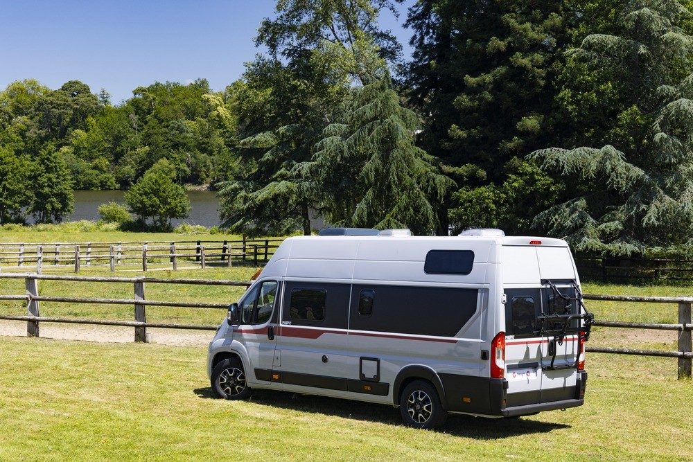 Un fourgon aménagé avec grand garage pour Pilote - Camping-car.com