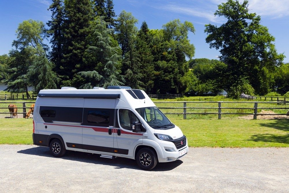 Un fourgon aménagé avec grand garage pour Pilote - Camping-car.com