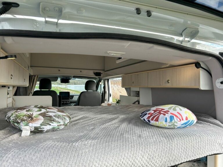 Avec le V7 LL, JCG Créations propose le plus grand lit dans un van ...