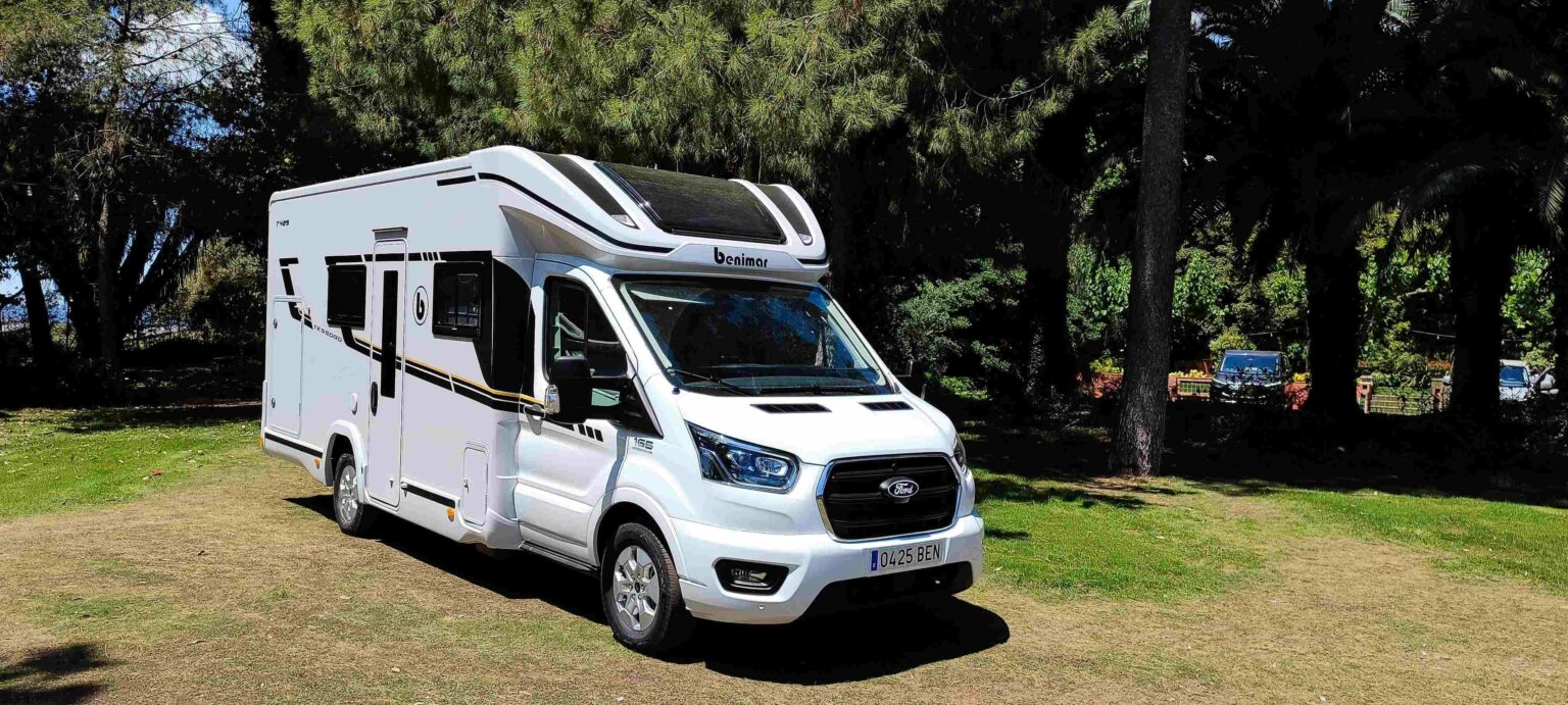 Benimar Tessoro 425 : le profilé familial avec grand salon et lits ...
