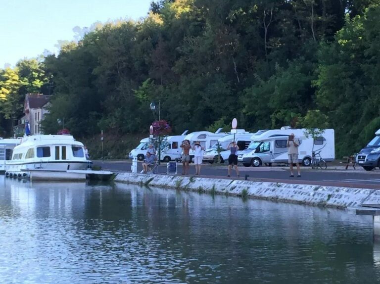 Sens du service et étape de qualité : bienvenue sur l'aire de camping ...