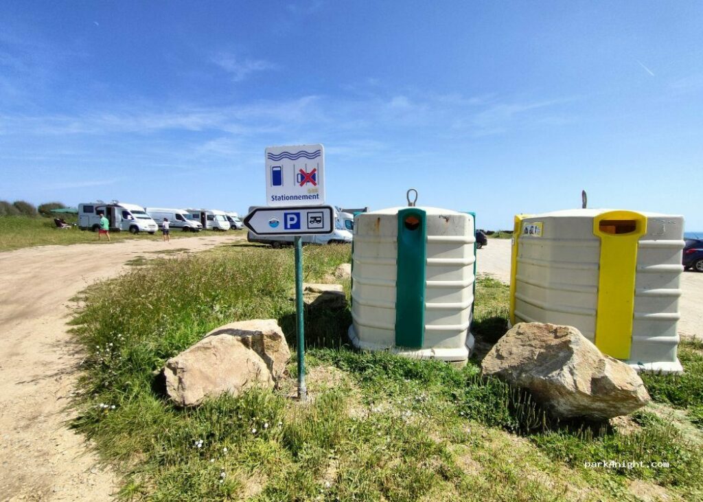 Un paradis devant l'océan : bienvenue sur l'aire de camping-car de ...