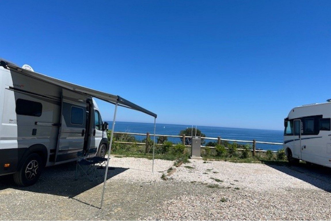 Vue à couper le souffle et randonnées : bienvenue sur l'aire de camping ...
