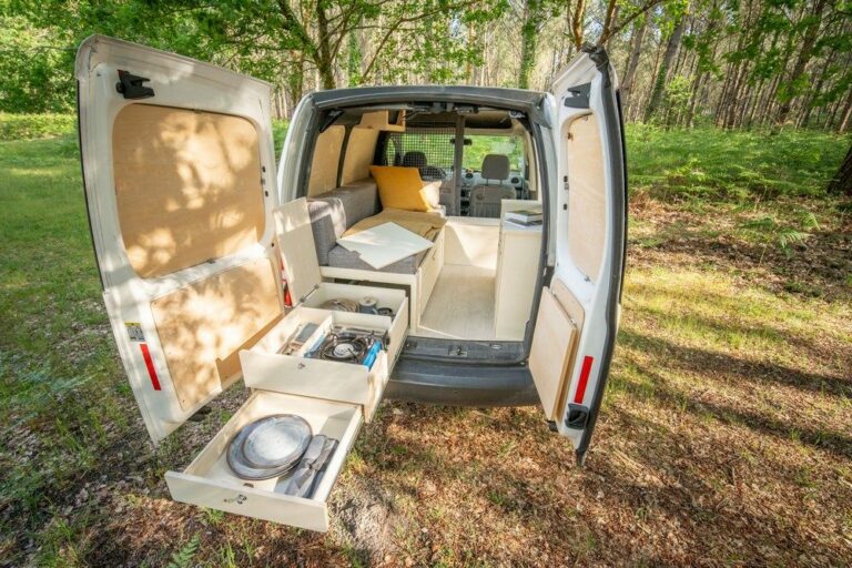 Simple Vans réimagine son kit camping-car pour petits utilitaires ...