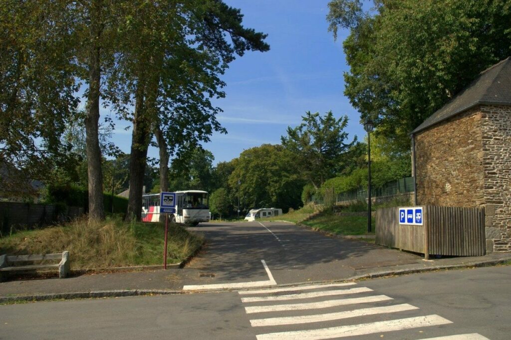 Une étape dans une petite cité de caractère : bienvenue sur l'aire de ...