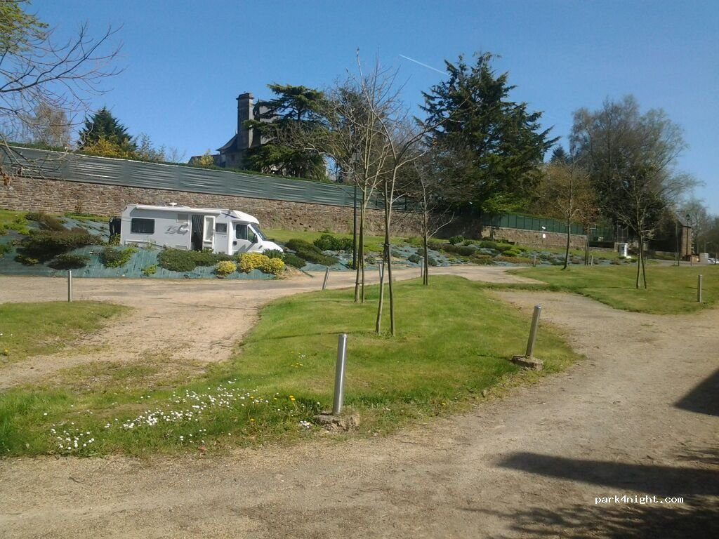 Une étape dans une petite cité de caractère : bienvenue sur l'aire de ...